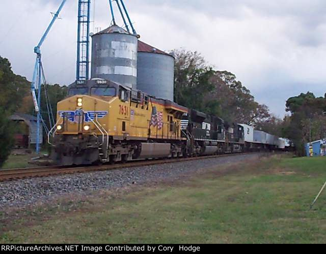 UP 7631 leads NS 212